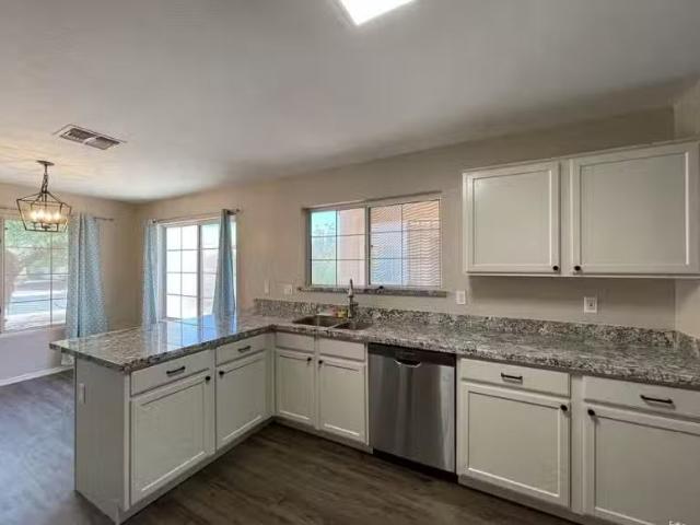 Charming 3 Bed, 2 Bath Single Family Home in Chandler, AZ Av.