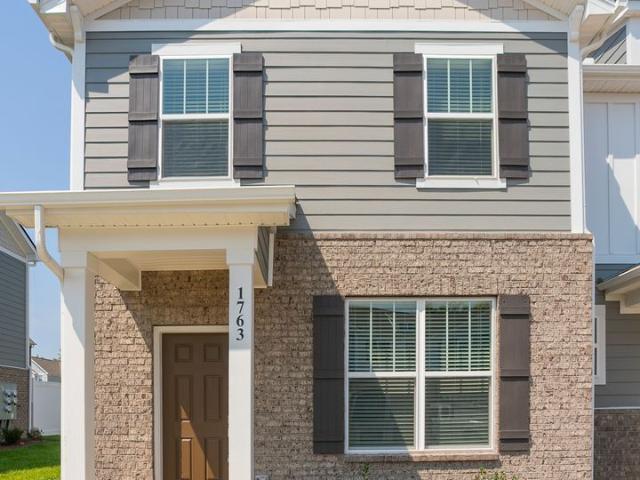 Charming 3 bed 2.5 bath Townhome!