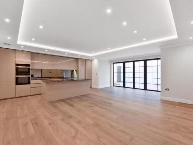 Deal! 3 bed flat to rent in Wellington Court, HP9, Beaconsfield