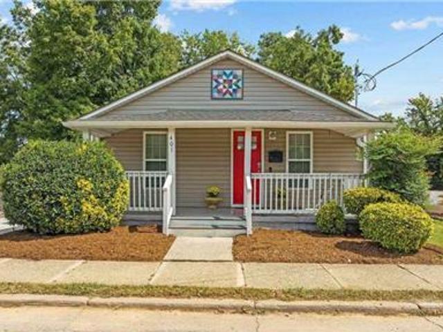 Charming 3 bedroom/2 bath house !