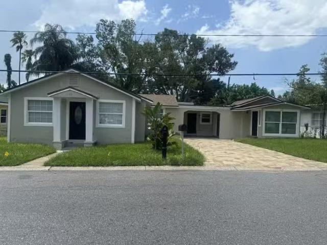 Charming 3 Bedroom, 3 Bath Duplex utilies included 1149 La Sa.