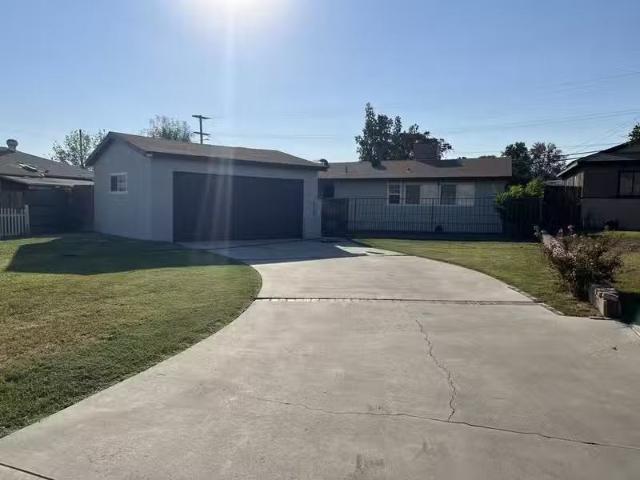 Charming 3 bedroom 2 bath home with a large front yard 2708 B.