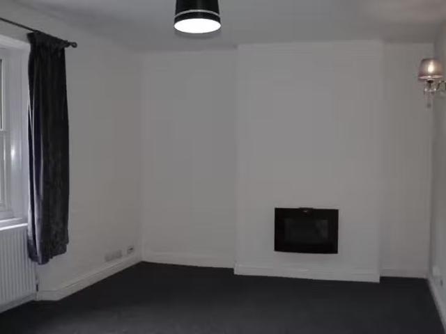 Unique 3 bedroom character property for rent in a Freshly Deco.