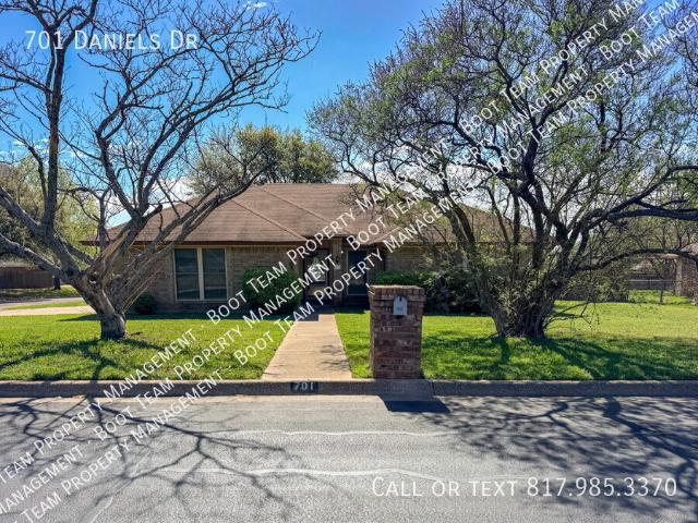 Charming 3 Bedroom Gem with 2 Full Baths in Crowley!