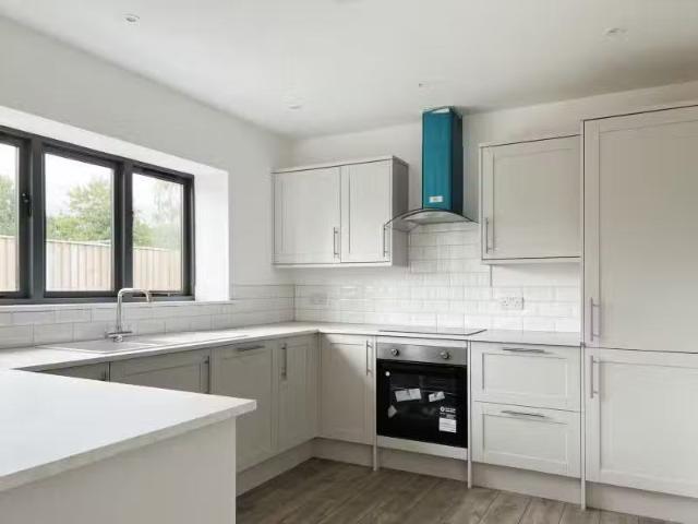 Nice 3 bedroom detached house for rent in High Street Portis.
