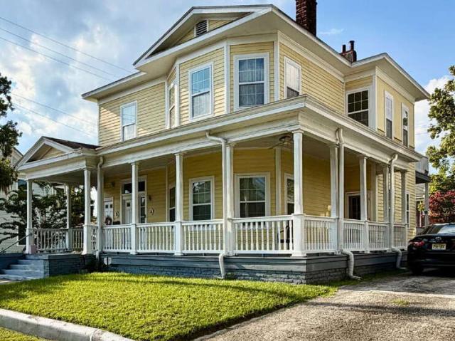 Charming 3 Bedroom Duplex with Hardwood Floors at 904 East Duffy Street Your Perfect Savannah Retreat!