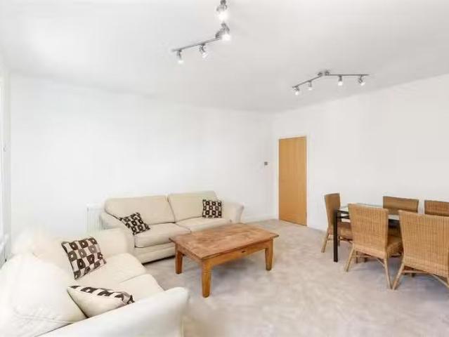 Cozy 3 bedroom flat to rent in Fordwych Road, London NW2