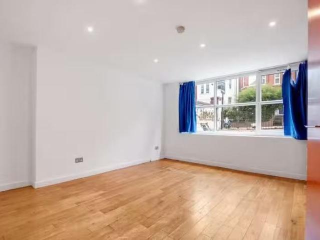 Cozy 3 bedroom flat to rent in Fordwych Road, London