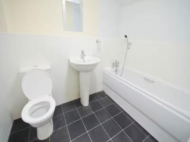 Cozy 3 bedroom flat for rent in Aviation Avenue, Hatfield, Her.