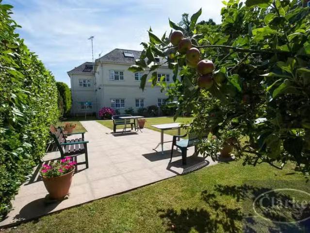 Charming 3 bedroom flat for rent in Regency Court, Bournemouth.