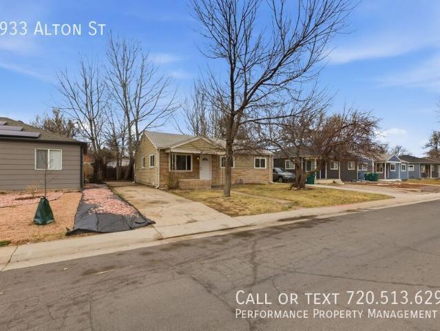 Charming 3‑Bedroom Home in Aurora | Private Backyard & Comfortable Living