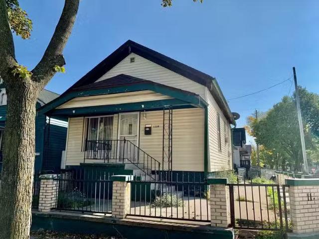 Charming 3 Bedroom Home in Milwaukee's Desirable Location 113.