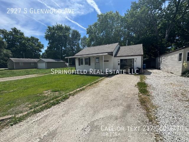 Charming 3 Bedroom Haven in Springfield with Spacious Living!
