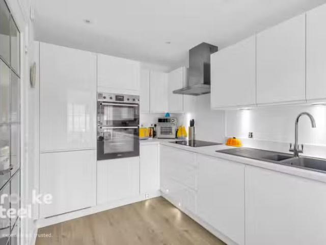 Just in! 3 bedroom mews property for rent in Weaver Avenue, Cr.