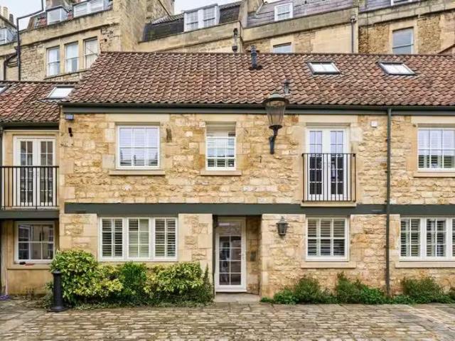 Charming 3 bedroom mews property for rent in Circus Mews, Bath.