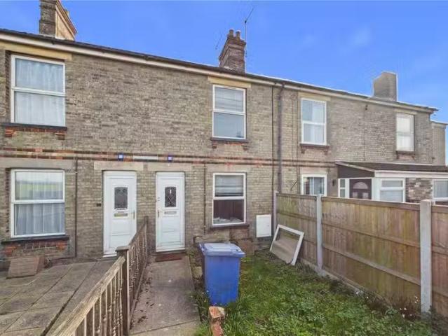 Cheap 3 bedroom Mid Terrace House to rent, London Road, Gisleh.