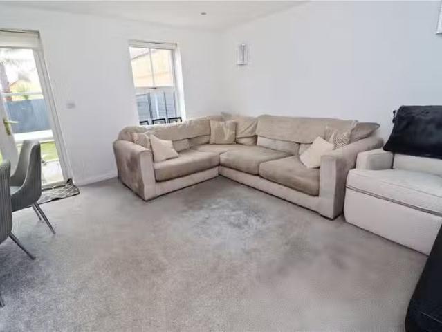 Unique 3 bedroom Semi Detached House to rent, Beechbrooke, Ryh.