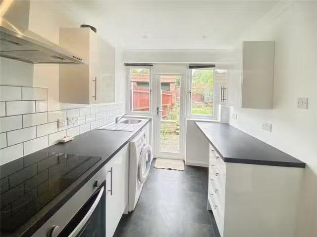 Cheap 3 bedroom Semi Detached House to rent, Longford Gardens.