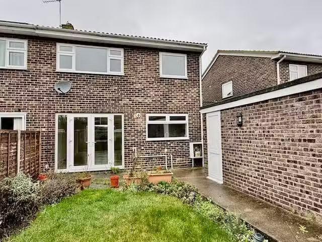 Charming 3 bedroom semi detached house for rent in 8 Woodbird.