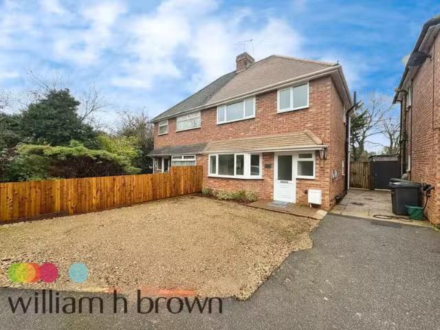 Deal! 3 bedroom semi detached house for rent in Vauxhall Drive.