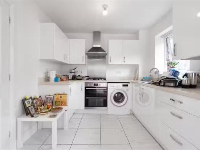 Deal! 3 bedroom semi detached house for rent in Victoria Cresc.