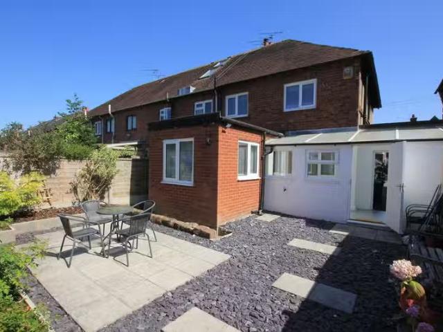 Charming 3 bedroom semi detached house for rent in Beeston Vie.