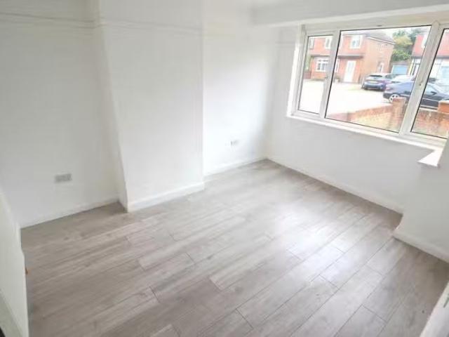Cozy 3 bedroom semi detached house for rent in Crawford Road.
