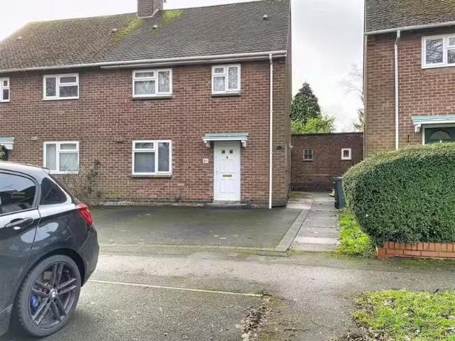 Just in! 3 bedroom semi detached house for rent in Dudley Road.