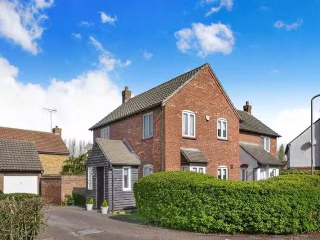 Rental! 3 bedroom semi detached house for rent in Peel Place.