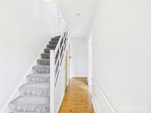 For Rent! 3 bedroom terraced house for rent in Barnfield Road.