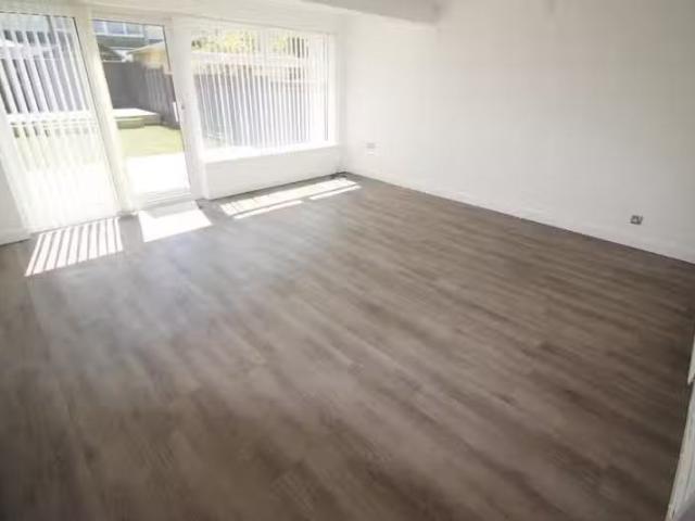 Cozy 3 bedroom terraced house for rent in Brangwyn Close, Pena.
