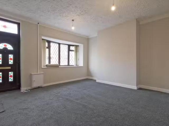 Deal! 3 bedroom terraced house for rent in New Lane, Oswaldtwi.