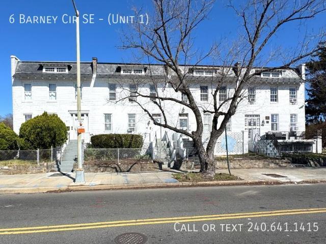 Charming 3 BR/1 BA Apartment in Hill East!