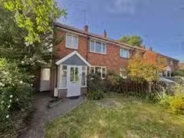 Nice 3 BR Property & Houses to Rent: Park Road, Camberley, Sur.