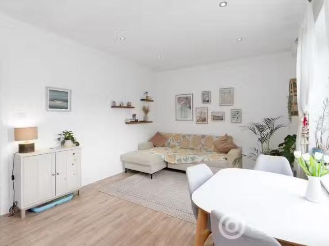 Unique 3 BR Property to rent in Carrick Knowe Gardens, Edinbur.