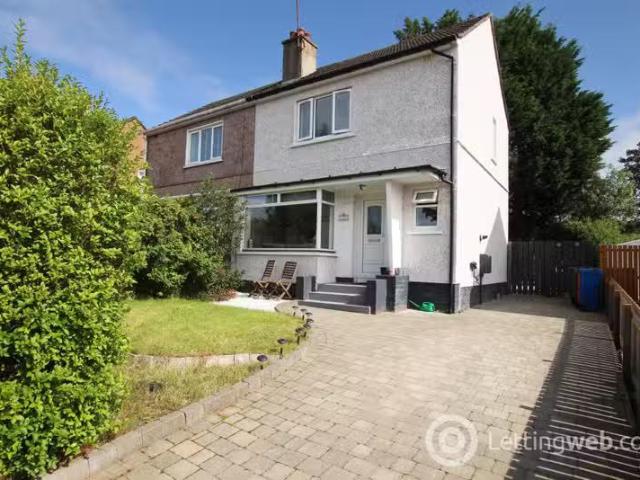 Cozy 3 BR Property to rent in Allander Road, Bearsden, East Du.