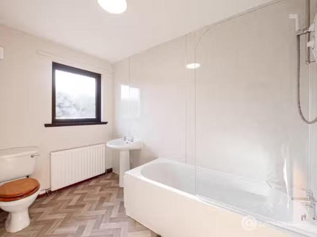 Nice 3 BR Property to rent in Ashlea, Rosemount Farm, Parkhead.