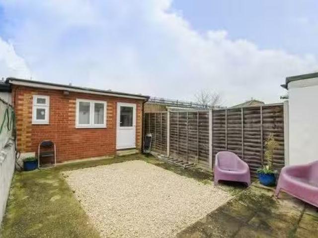 Cheap Terraced house to rent in Caistor Park Road, London E15