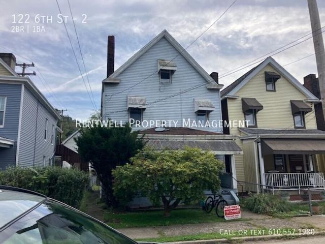 Charming Top Floor Apartment with an Expansive Deck