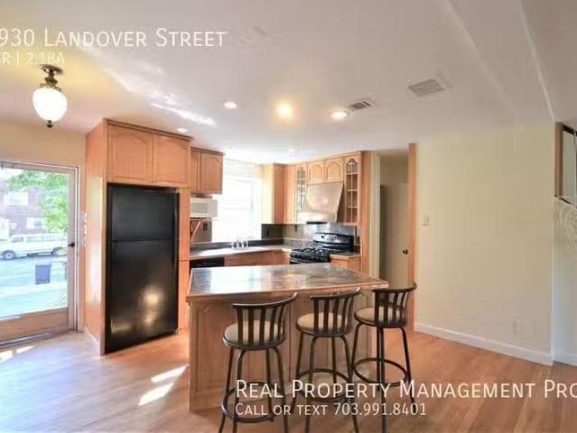 Charming Townhouse in Popular Del Ray! 2930 Landover St