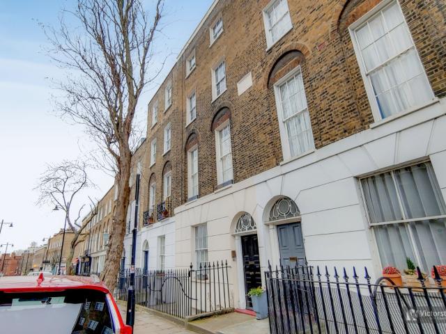 Charming Two Bed Split Level Apartment with Private Garden in Amwell Street