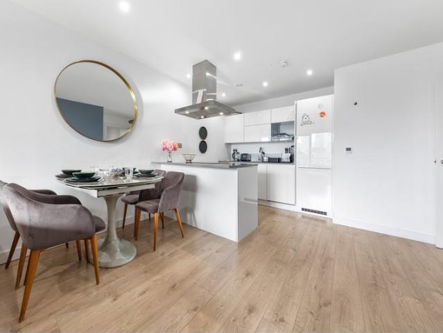 Charming Two Bedroom Apartment with Stunning Balco