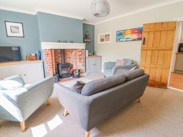 Charming Two bedroom brick and flint cottage