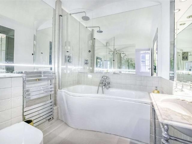 Charming two bedroom flat with high ceilings, own entrance, spacious reception room and private terrace