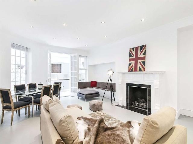 Charming two bedroom flat with high ceilings, own entrance, spacious reception room and private terrace