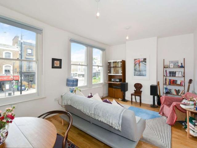 Charming two bedroom maisonette in the heart of Victoria Park Village