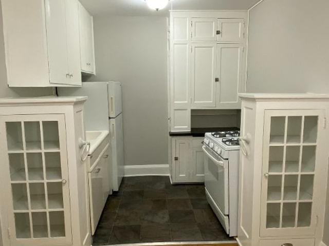 Charming updated 1 Bedroom_Desirable Highland Park