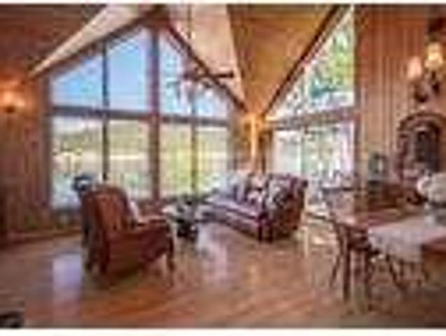 Charming waterfront 4 bedrooms house at Garfield Bay