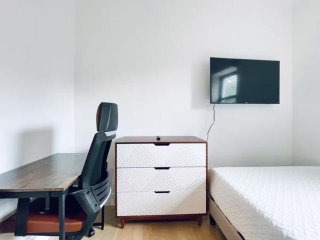 Charming Weirfield St Room near Manhattan