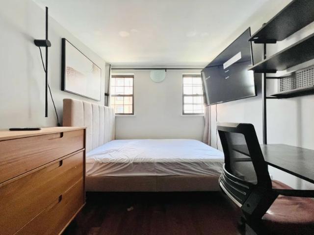 Charming Weirfield St Room near Manhattan